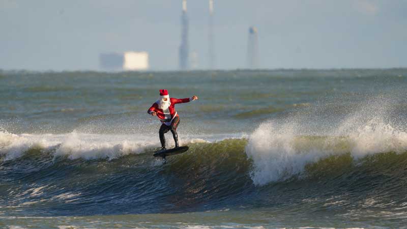 WATCH: 10,000 Surfing Santa Fans Storm Cocoa Beach On Frigid Christmas ...