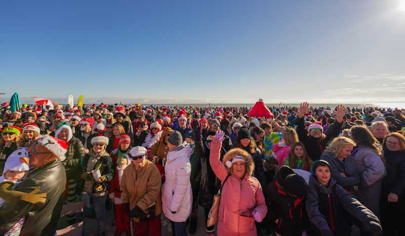 WATCH: 10,000 Surfing Santa Fans Storm Cocoa Beach On Frigid Christmas ...
